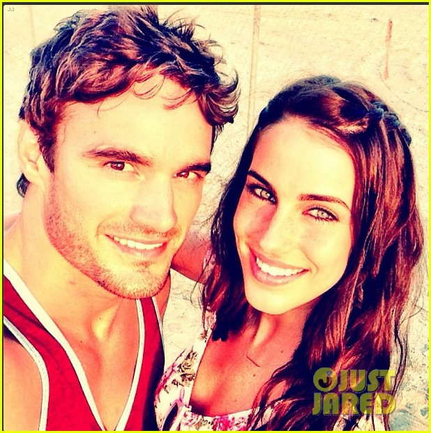 Avec qui Jessica Lowndes est en Couple